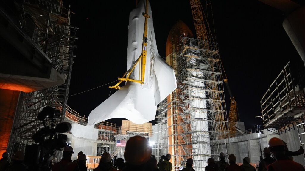 La navette spatiale Endeavour hissée pour être exposée en configuration ...